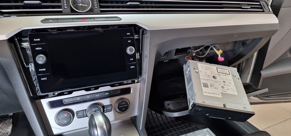 VW Passat B8 2017 Instalare Unitate Navigatie MIB 2 Apple Carplay ...